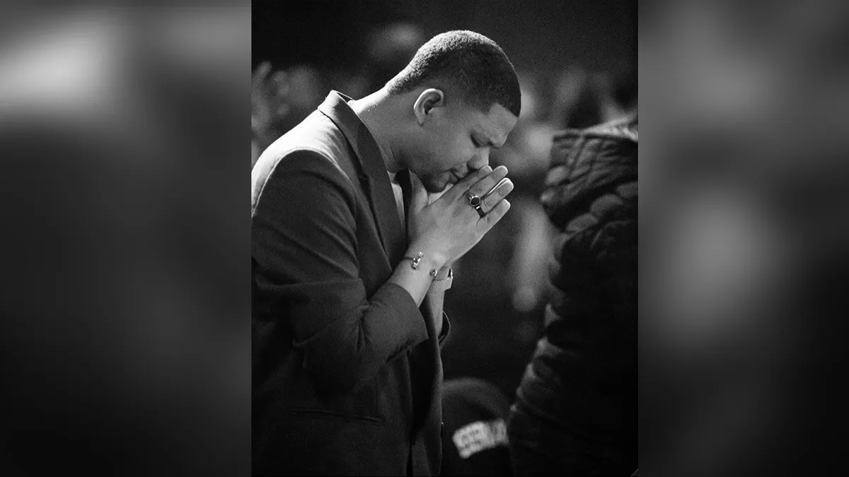 Popular Singer Collapses on Stage, Passed Away in Front of Audience ...
