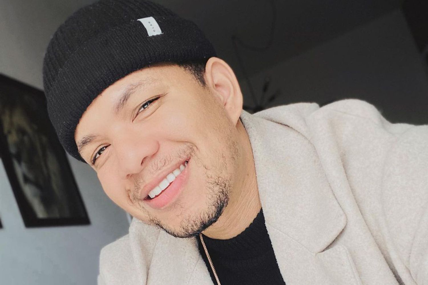 Popular Singer Collapses on Stage, Passed Away in Front of Audience ...
